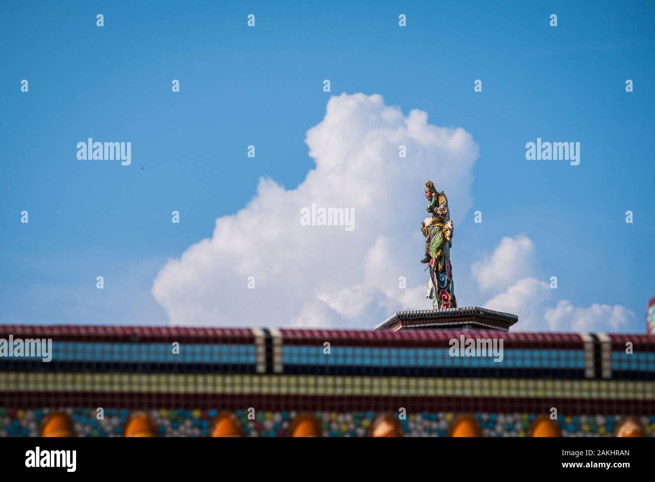 Detail of chinese temple sculpture with sky background Stock Photo - Alamy