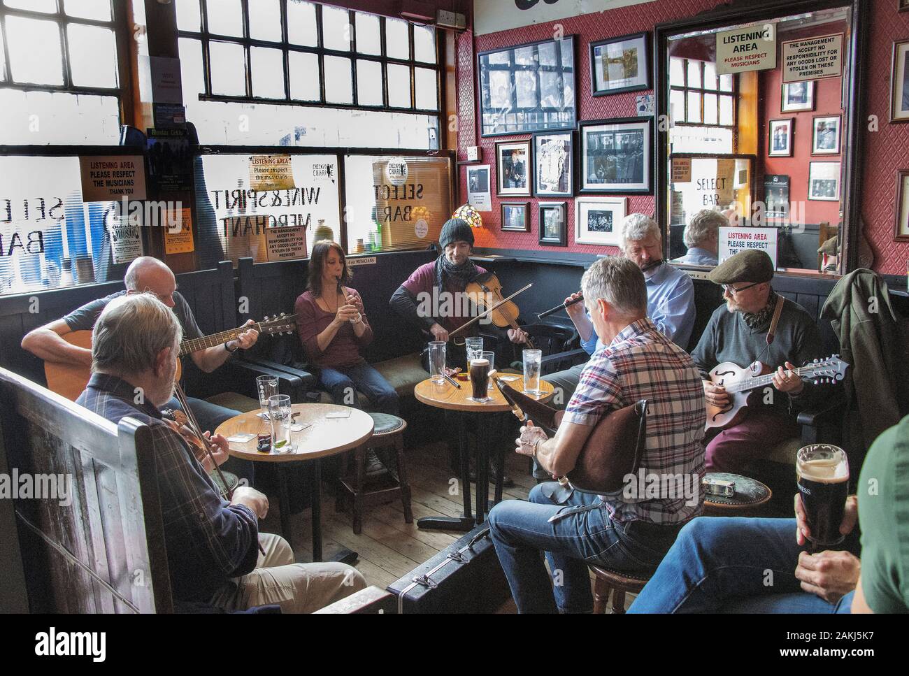 The Cobblestone Irish music pub in Dublin Stock Photo - Alamy