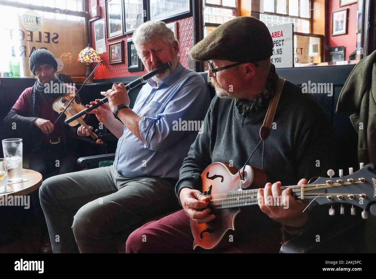Fiddler pub hi-res stock photography and images - Alamy