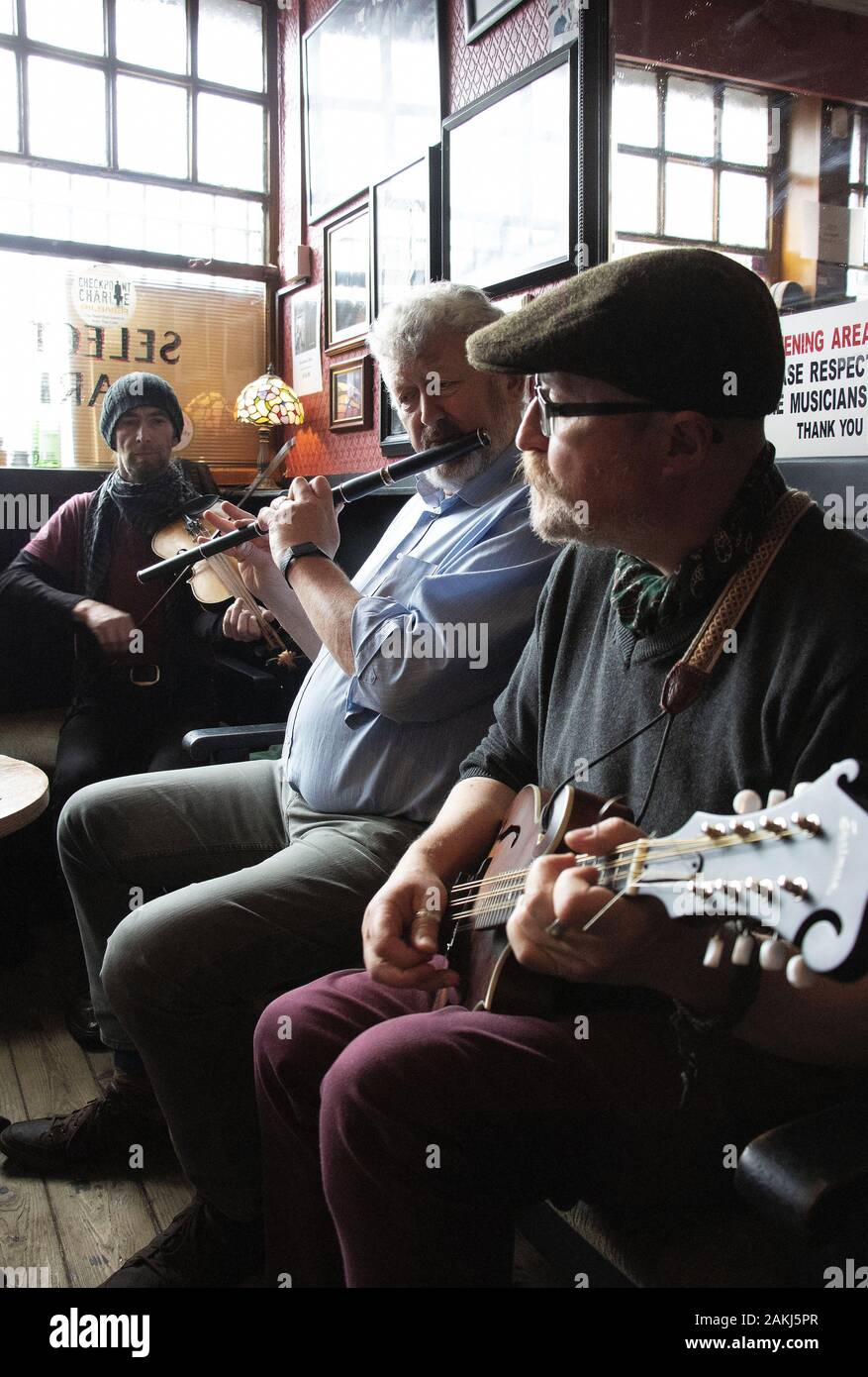 The Cobblestone Irish music pub in Dublin Stock Photo - Alamy