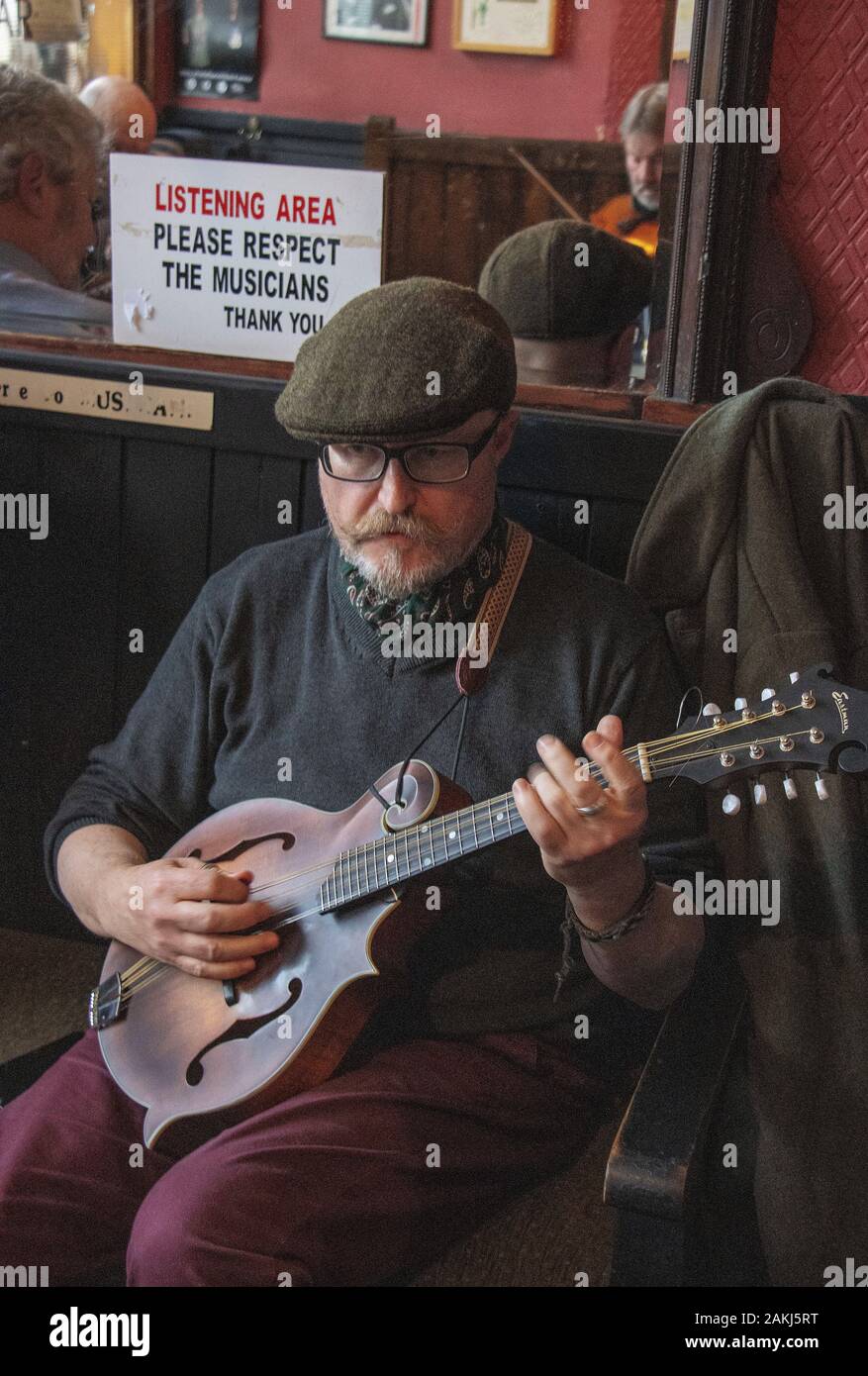The Cobblestone Irish music pub in Dublin Stock Photo - Alamy