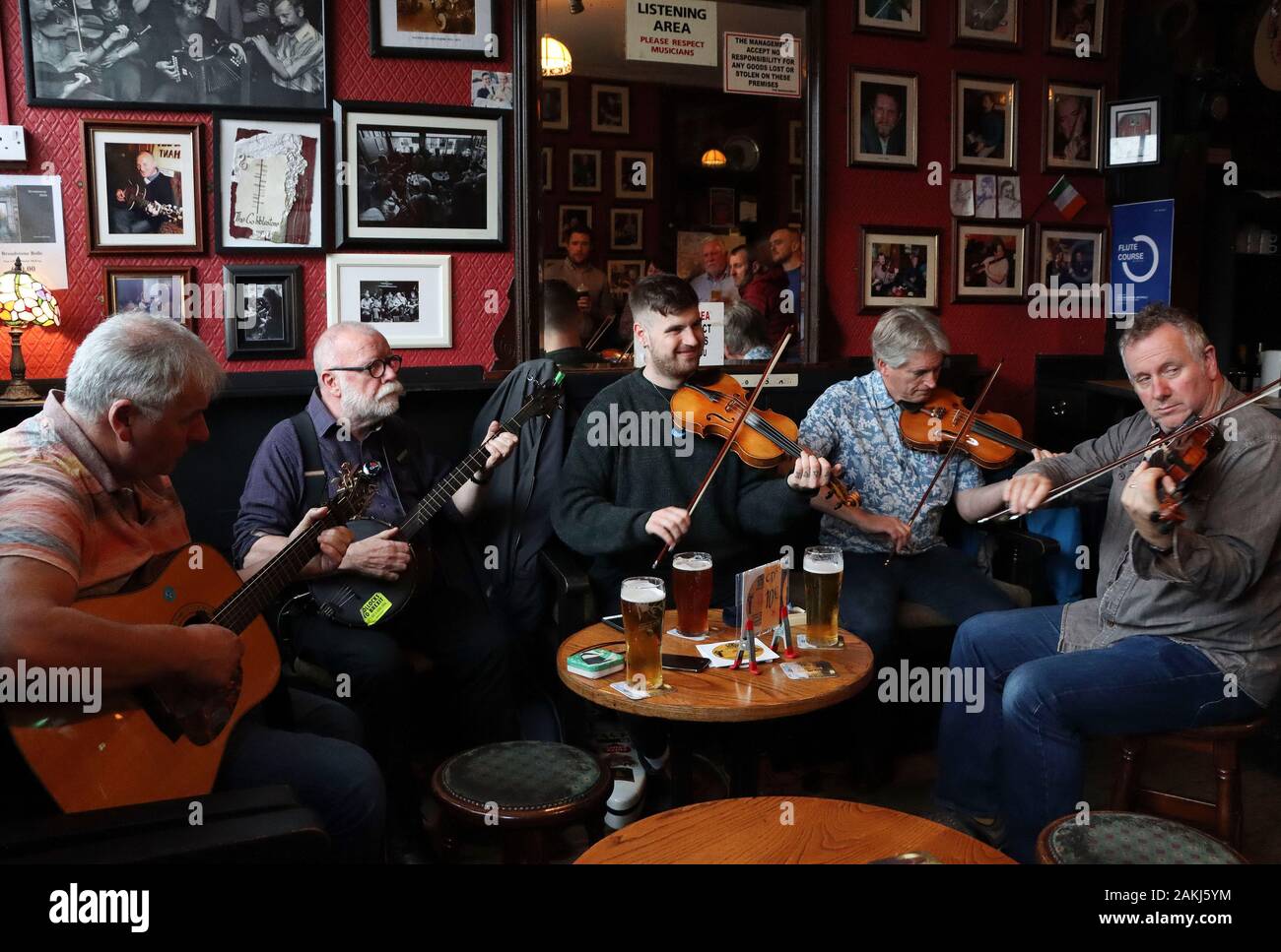 The Cobblestone Irish music pub in Dublin Stock Photo - Alamy
