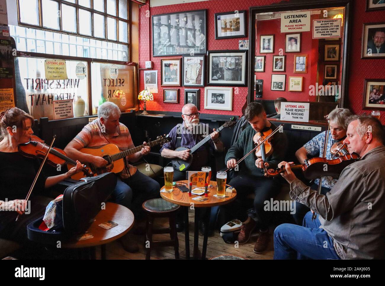 Irish music pub hi-res stock photography and images - Alamy