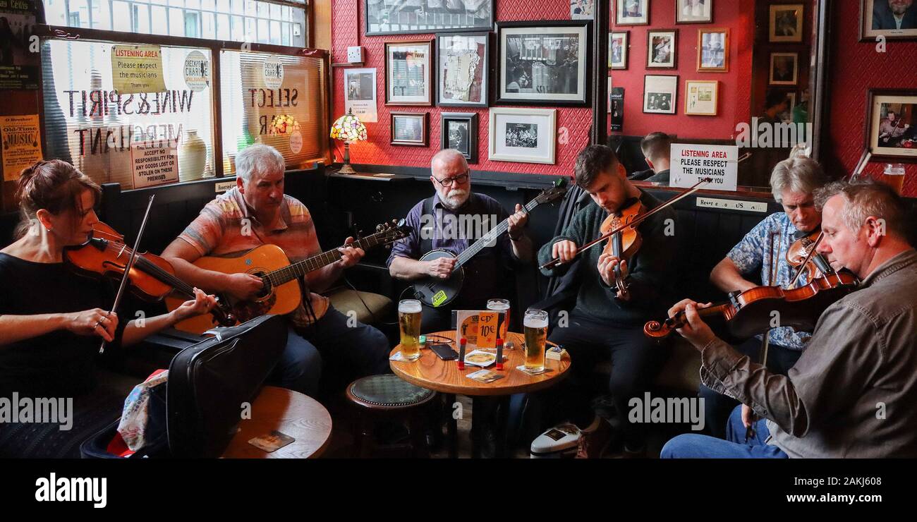 The Cobblestone Irish music pub in Dublin Stock Photo - Alamy
