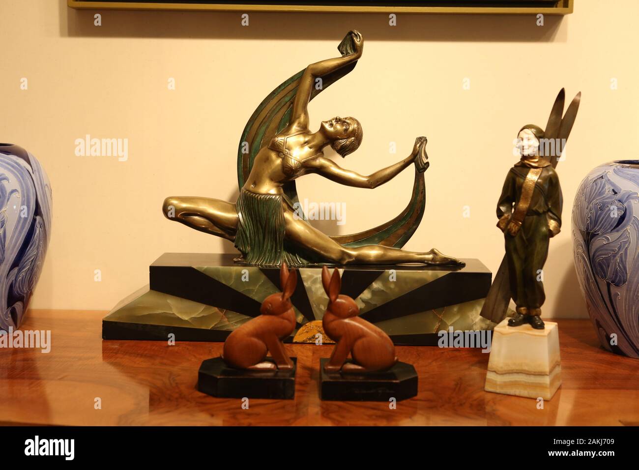 Robin haydock antiques hi-res stock photography and images - Alamy