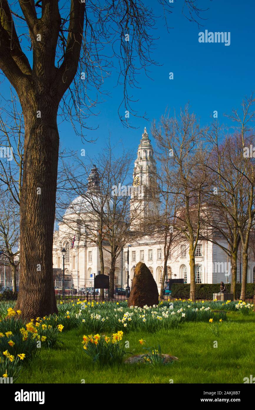 Cardiff city hall statues hi-res stock photography and images - Alamy