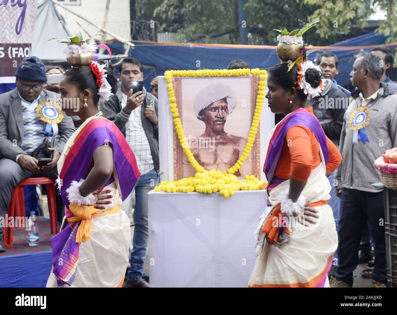 Kolkata, India. 09th Jan, 2020. Tribal women perfrom dance during the ...