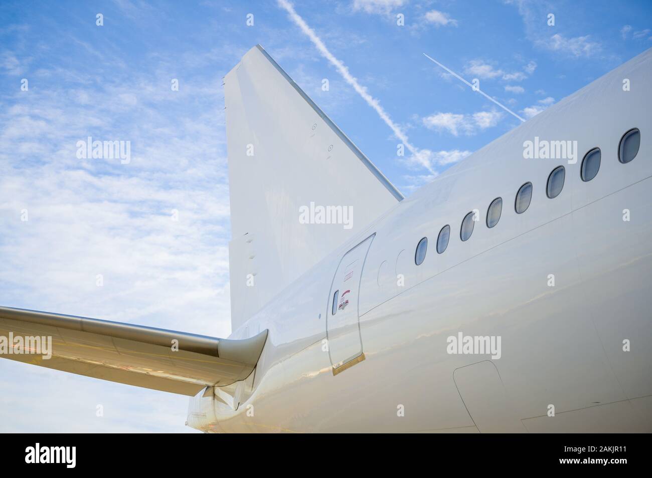 Boeing 777 aircraft window hi-res stock photography and images - Alamy