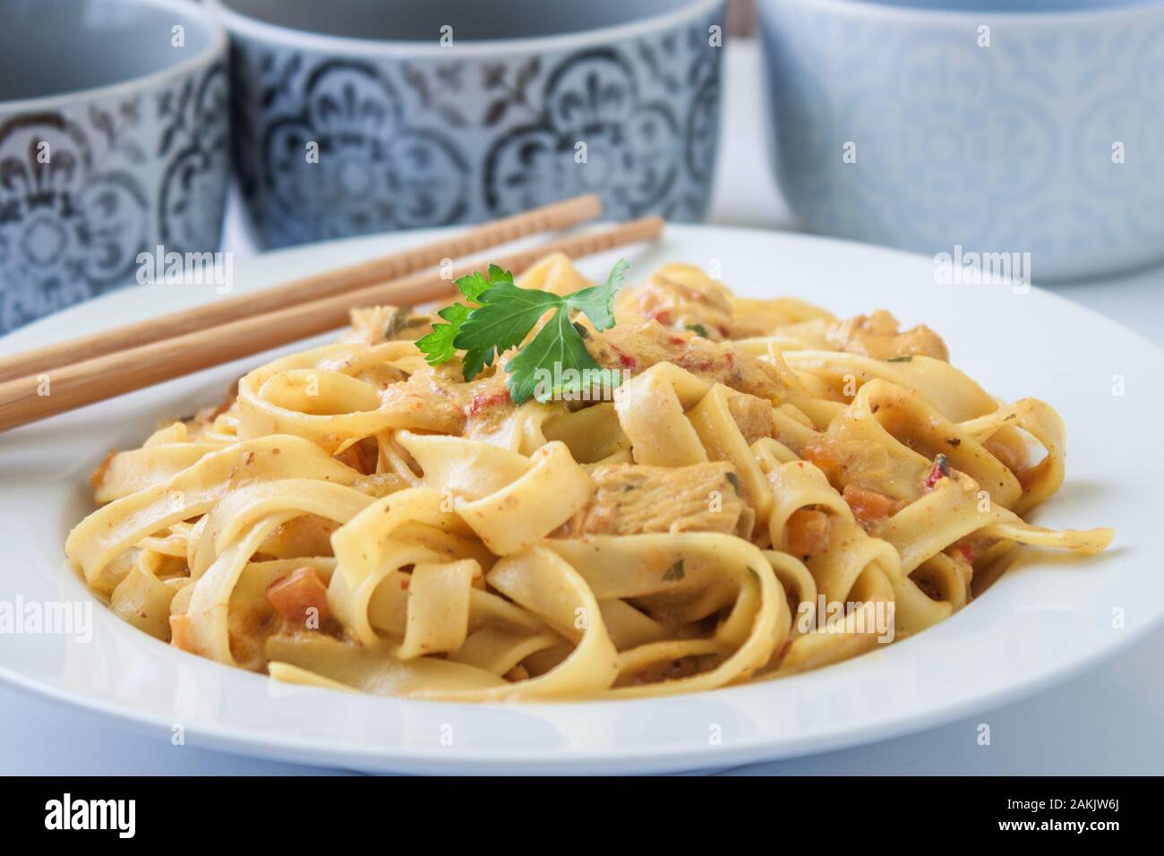 chinese style noodles with chicken and vegetables Stock Photo - Alamy
