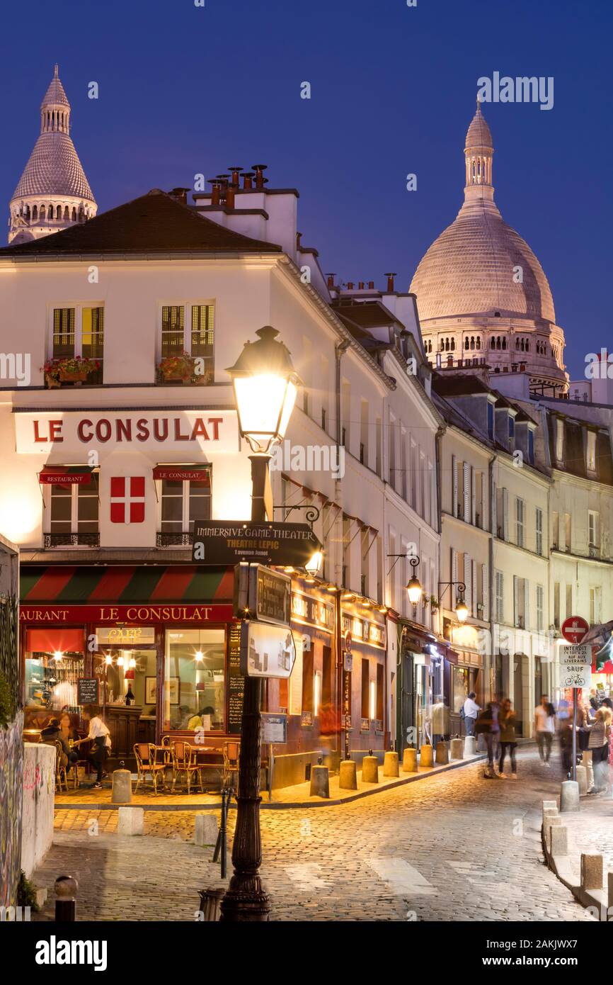 Street scene montmartre night paris hi-res stock photography and images ...