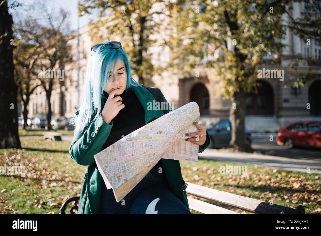 Lost confused solo tourist looking a map Stock Photo - Alamy