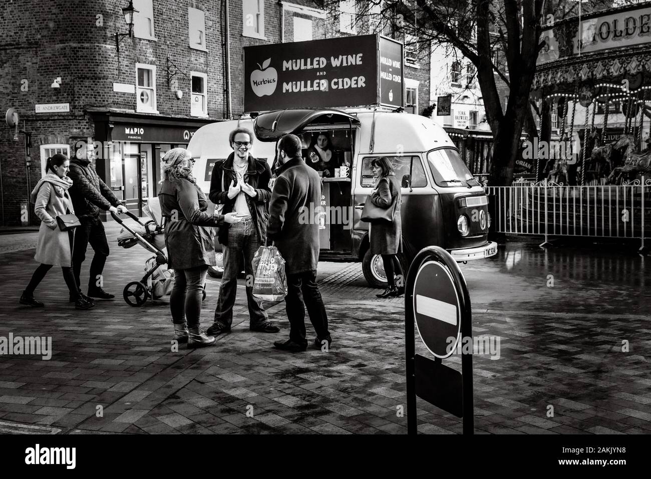 Street entertainment in Yorkshire Stock Photo - Alamy