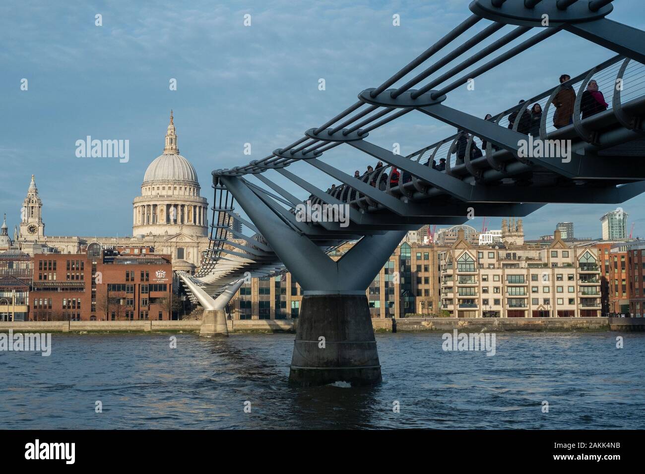 London reflection dome bridge hi-res stock photography and images - Alamy