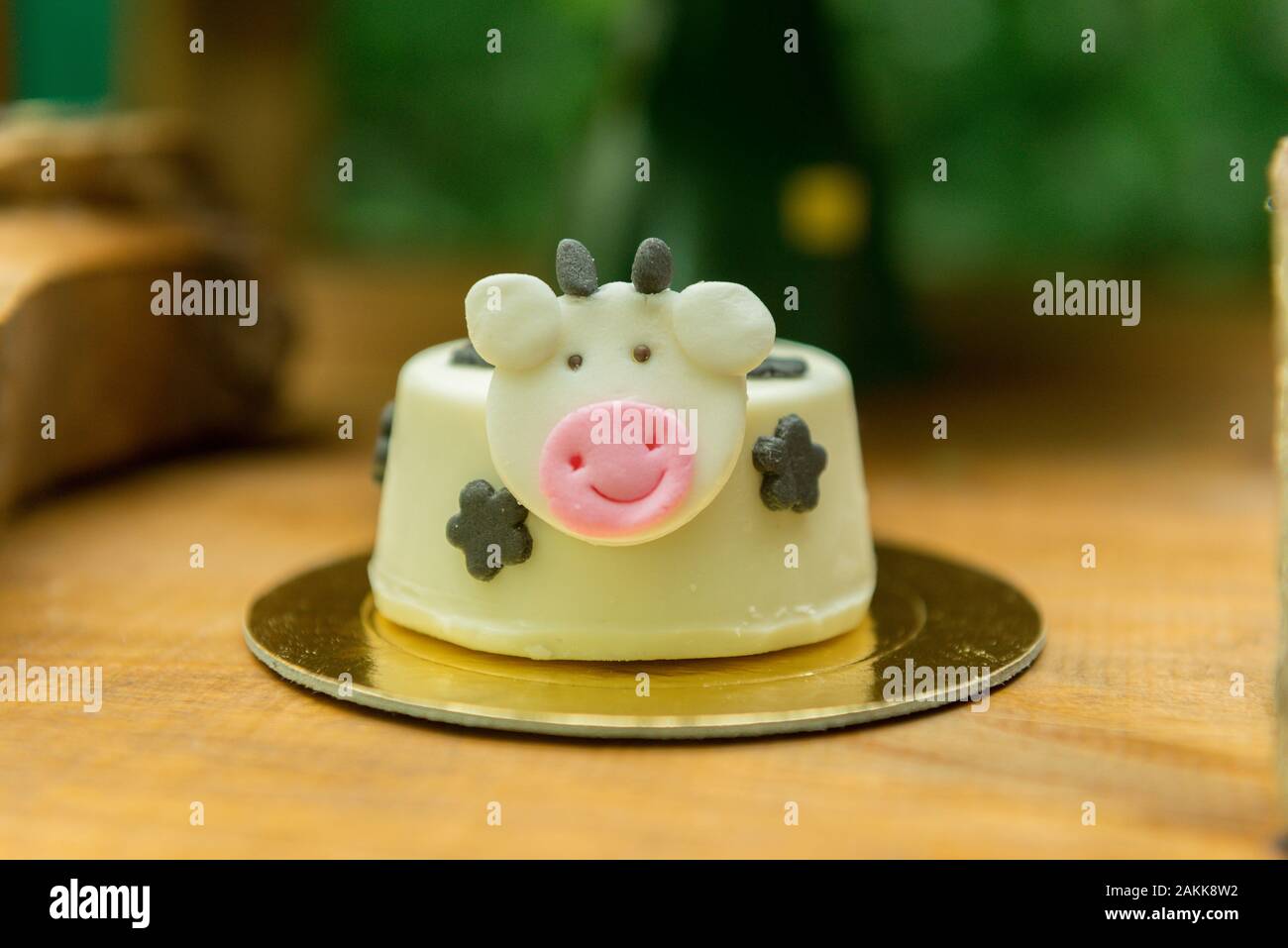 Kids Party Decoration - Farm Theme. Shaped candy personalized. Cake ...