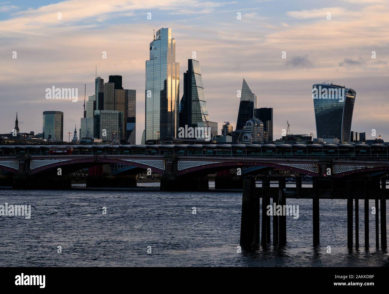 News building london bridge hi-res stock photography and images - Alamy