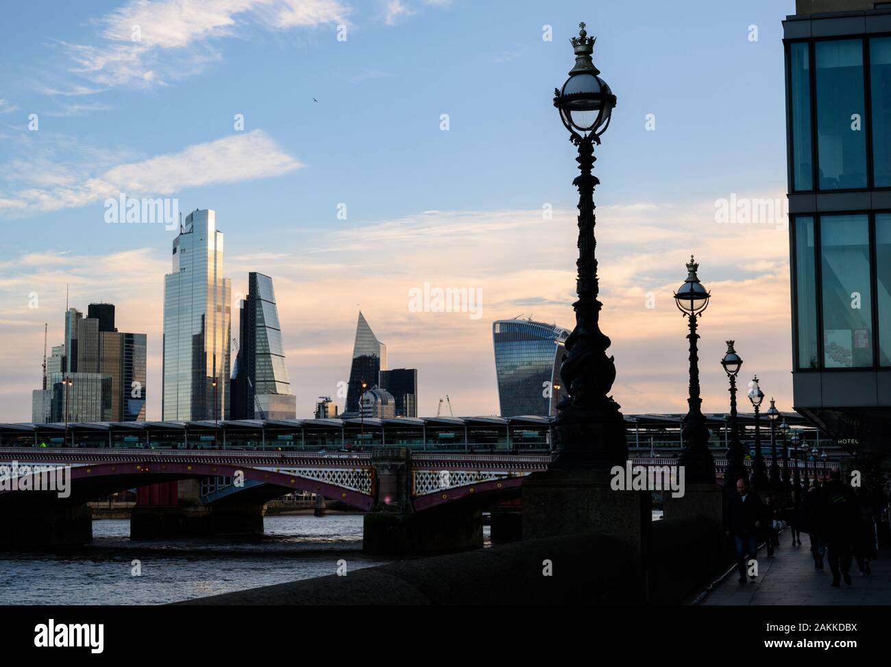News building london bridge hi-res stock photography and images - Alamy