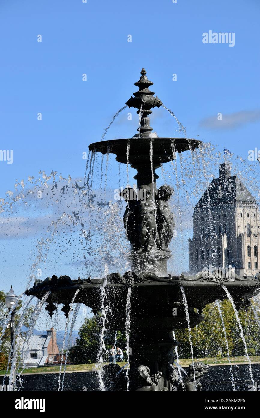 Fontaine de Tourny // Tourny Fountain in front of the Parliament of ...