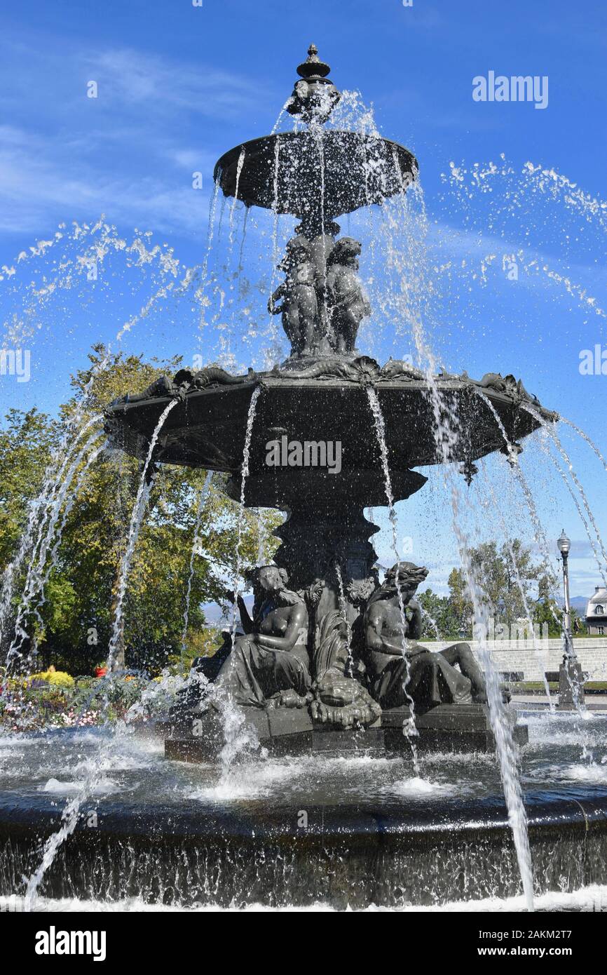 Fontaine de Tourny // Tourny Fountain in front of the Parliament of ...