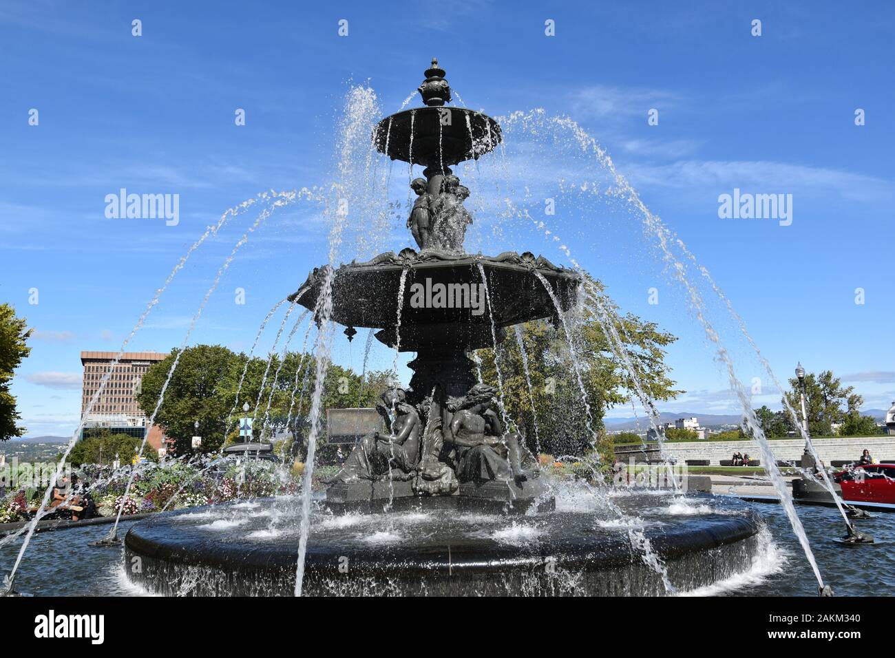 Fontaine de Tourny // Tourny Fountain in front of the Parliament of ...