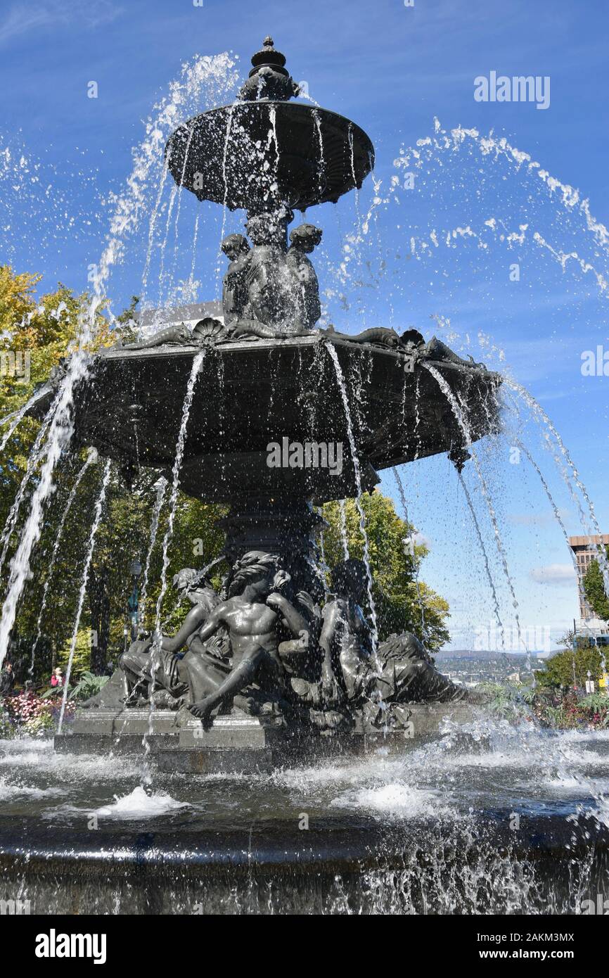 Fontaine de Tourny // Tourny Fountain in front of the Parliament of ...