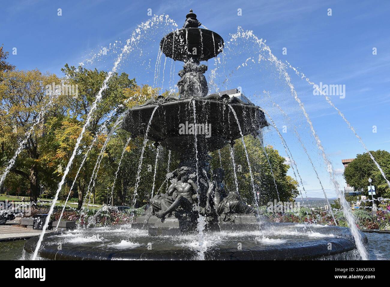 Fontaine de Tourny // Tourny Fountain in front of the Parliament of ...
