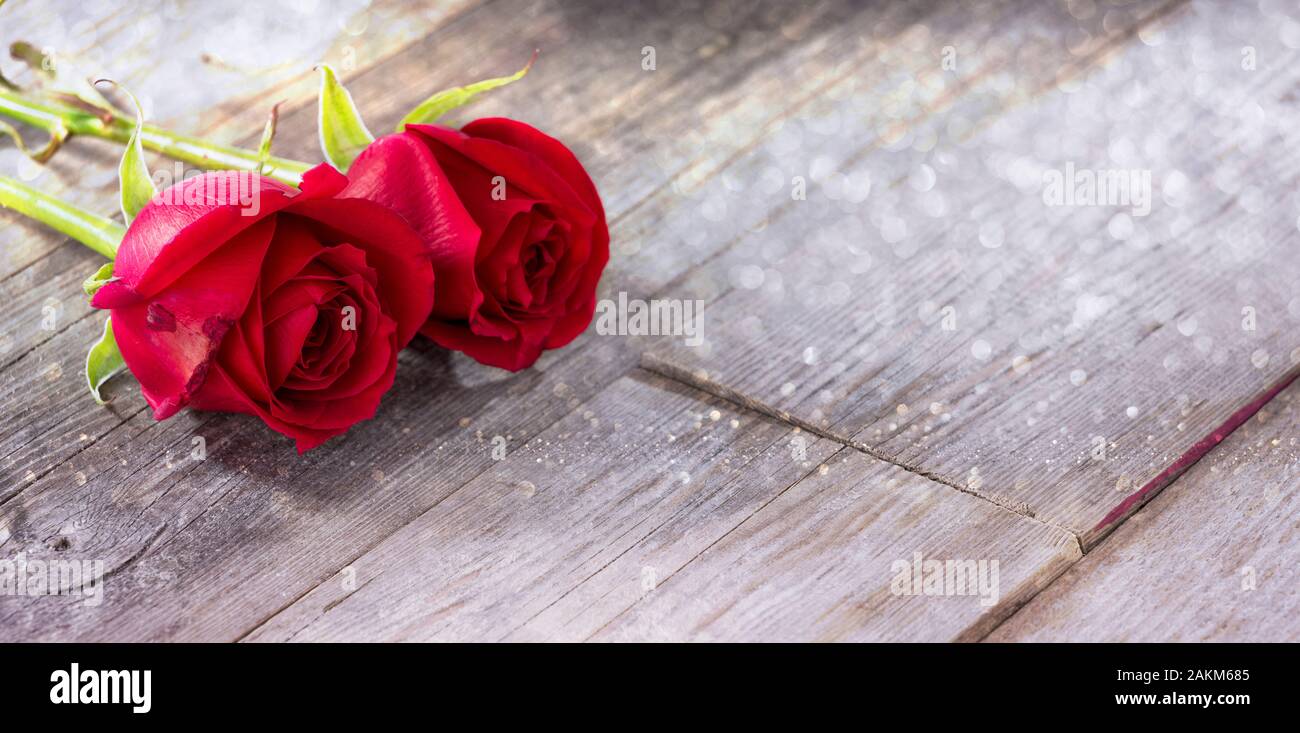 Red roses on old wooden board Stock Photo - Alamy