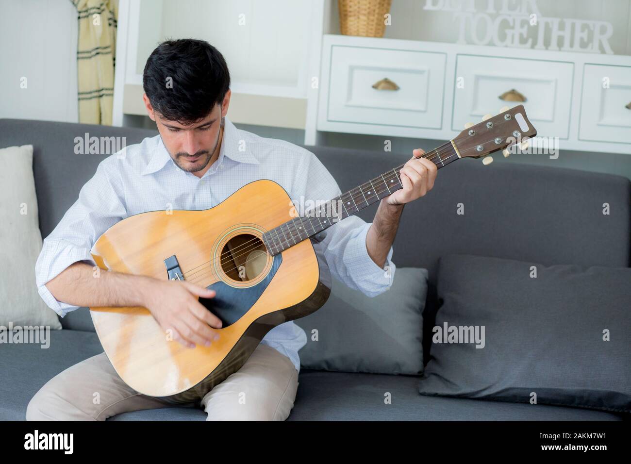 Male solo singer hi-res stock photography and images - Alamy