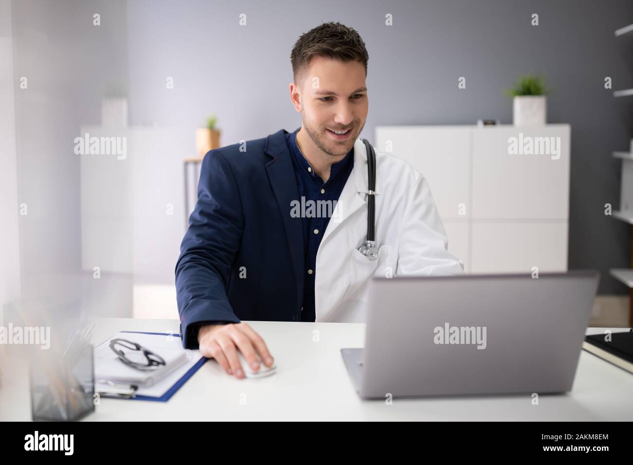 Man multitasking office hi-res stock photography and images - Alamy