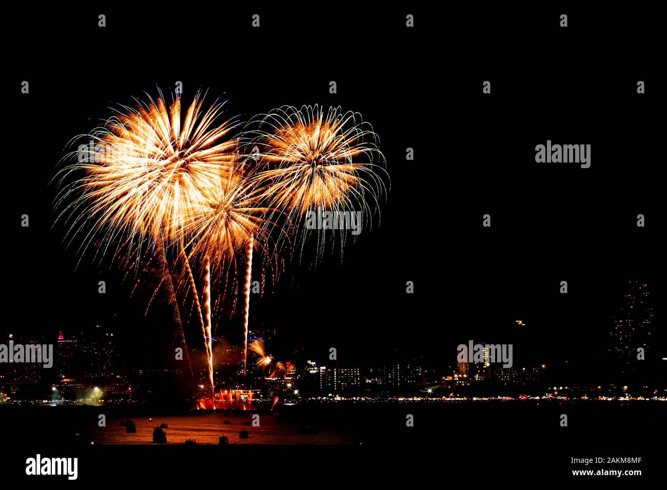 Flashing fireworks hi-res stock photography and images - Alamy