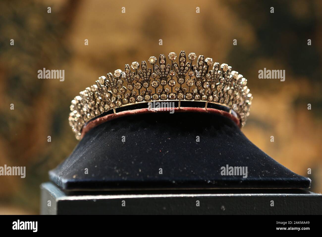 Collingwood fringe tiara hi-res stock photography and images - Alamy