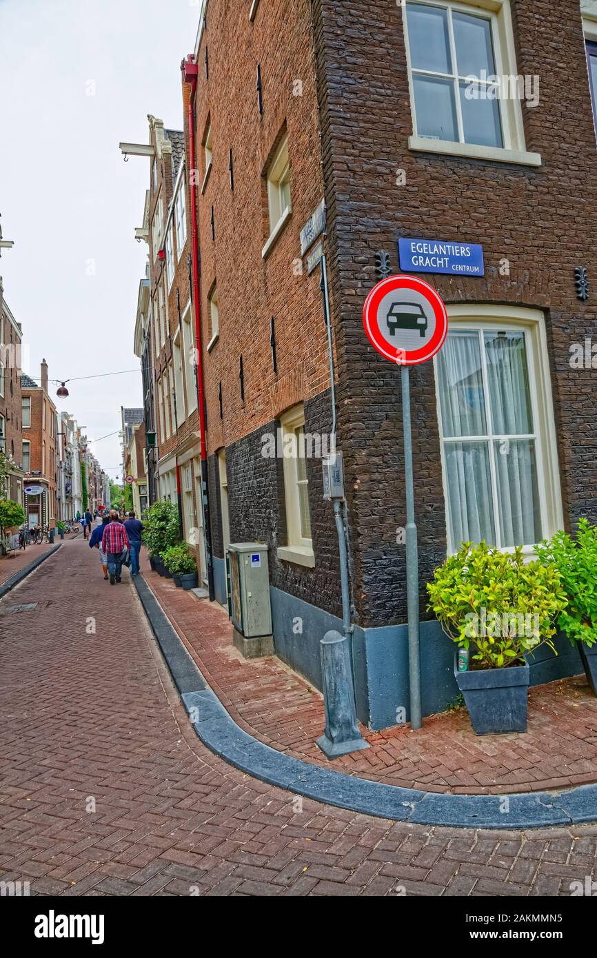 Narrow corner buildings hi-res stock photography and images - Alamy