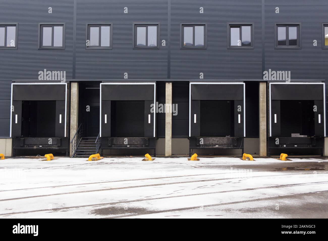 Cargo doors hi-res stock photography and images - Alamy