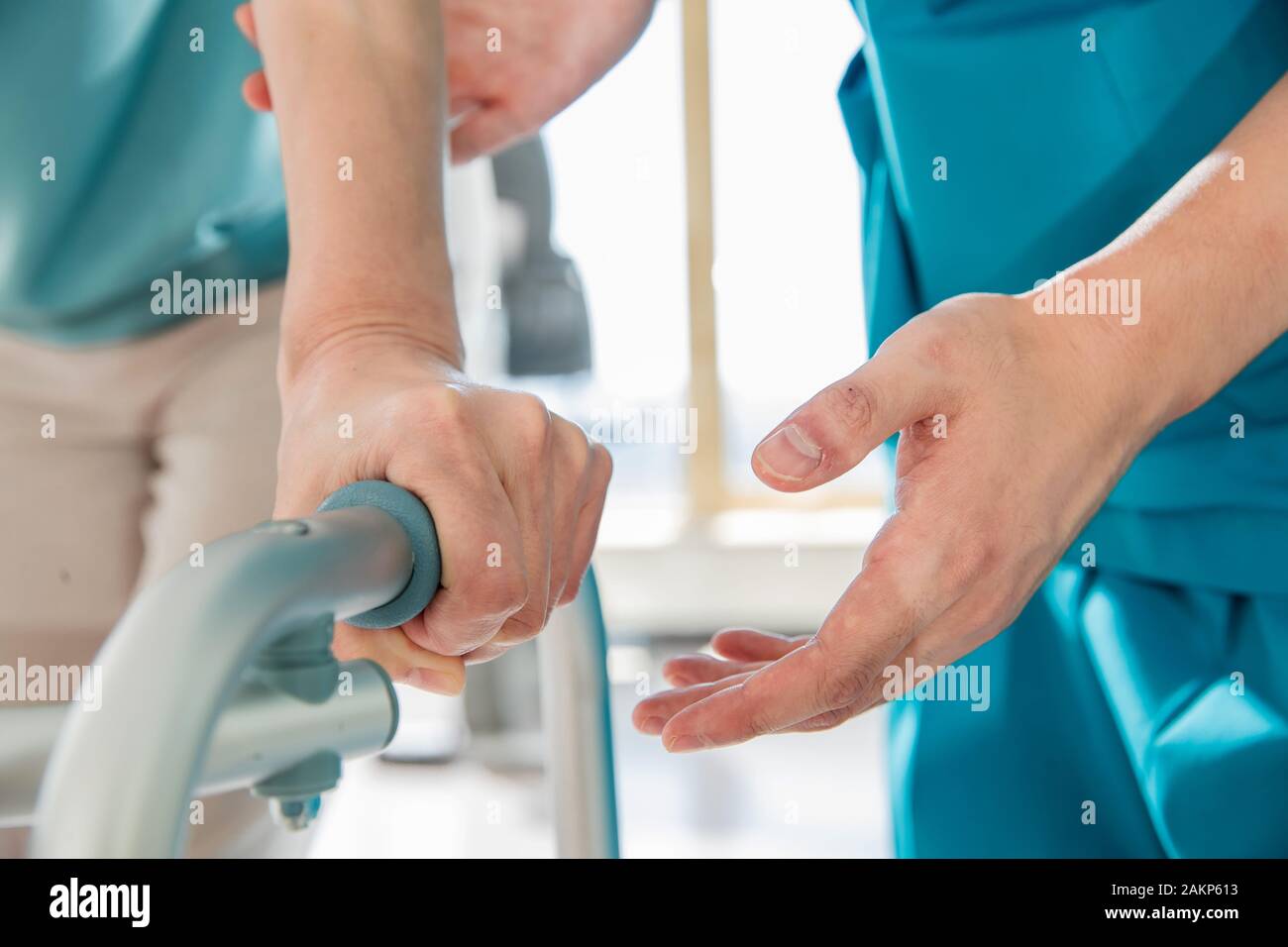 Doctor assist hi-res stock photography and images - Alamy
