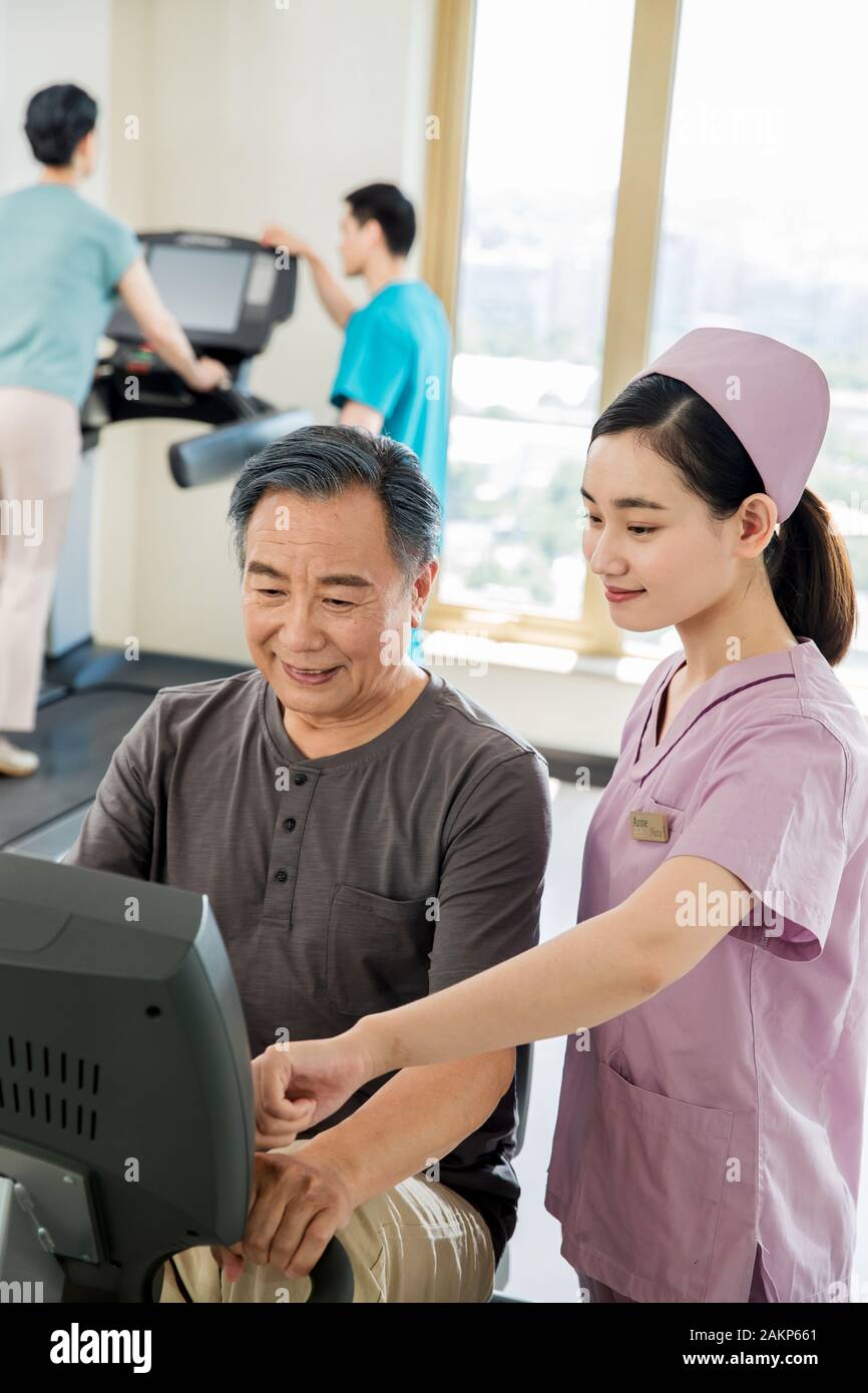 Medical workers to guide patients to exercise Stock Photo - Alamy