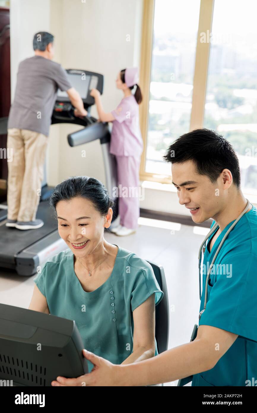 Medical workers to guide patients to exercise Stock Photo - Alamy