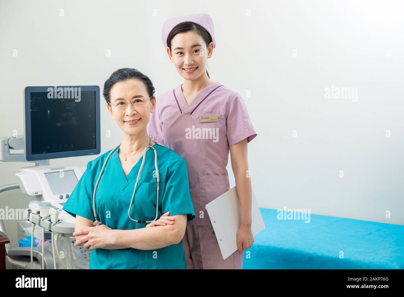 Nurses looking at screen hi-res stock photography and images - Alamy