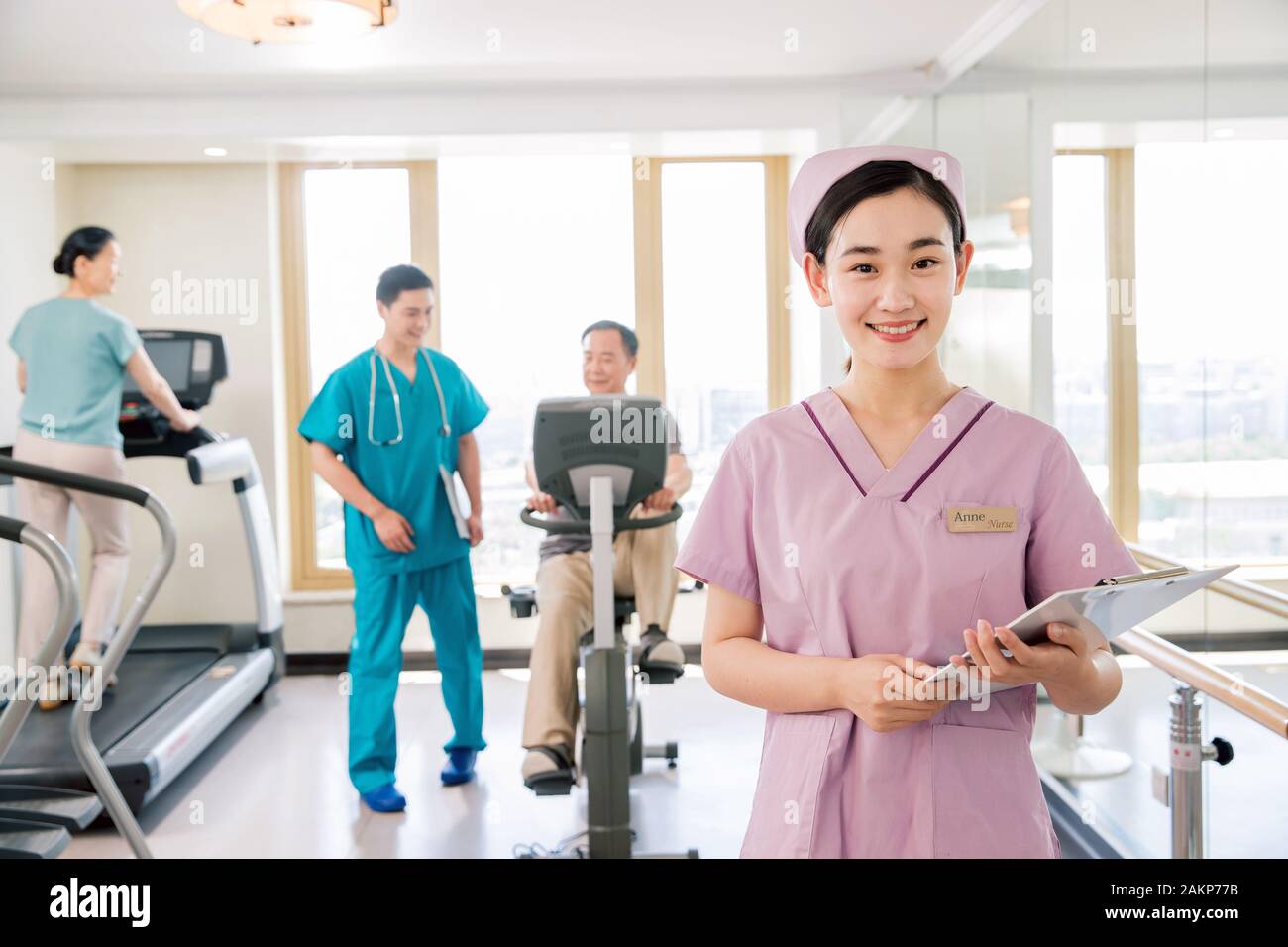 Medical workers to guide patients to exercise Stock Photo - Alamy