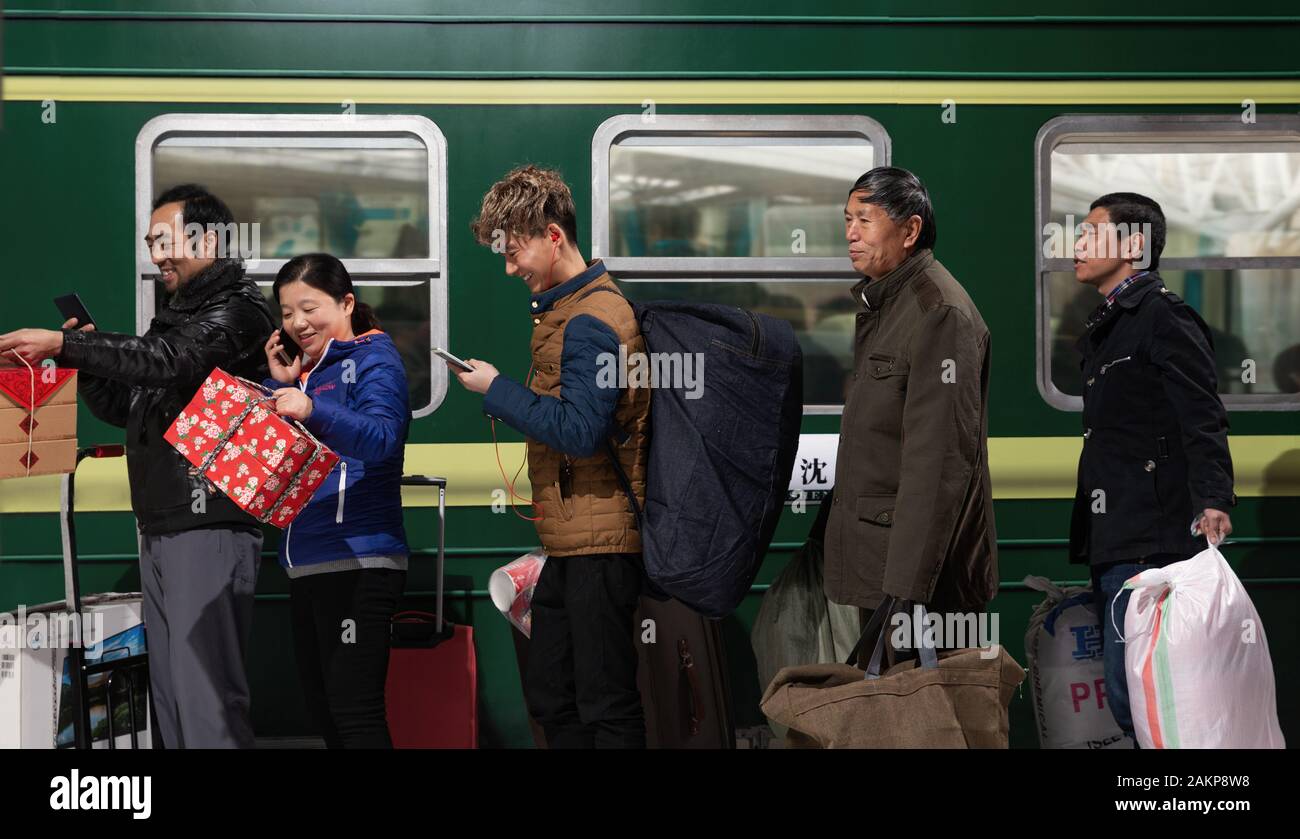 Standing on the platform the train passengers Stock Photo - Alamy