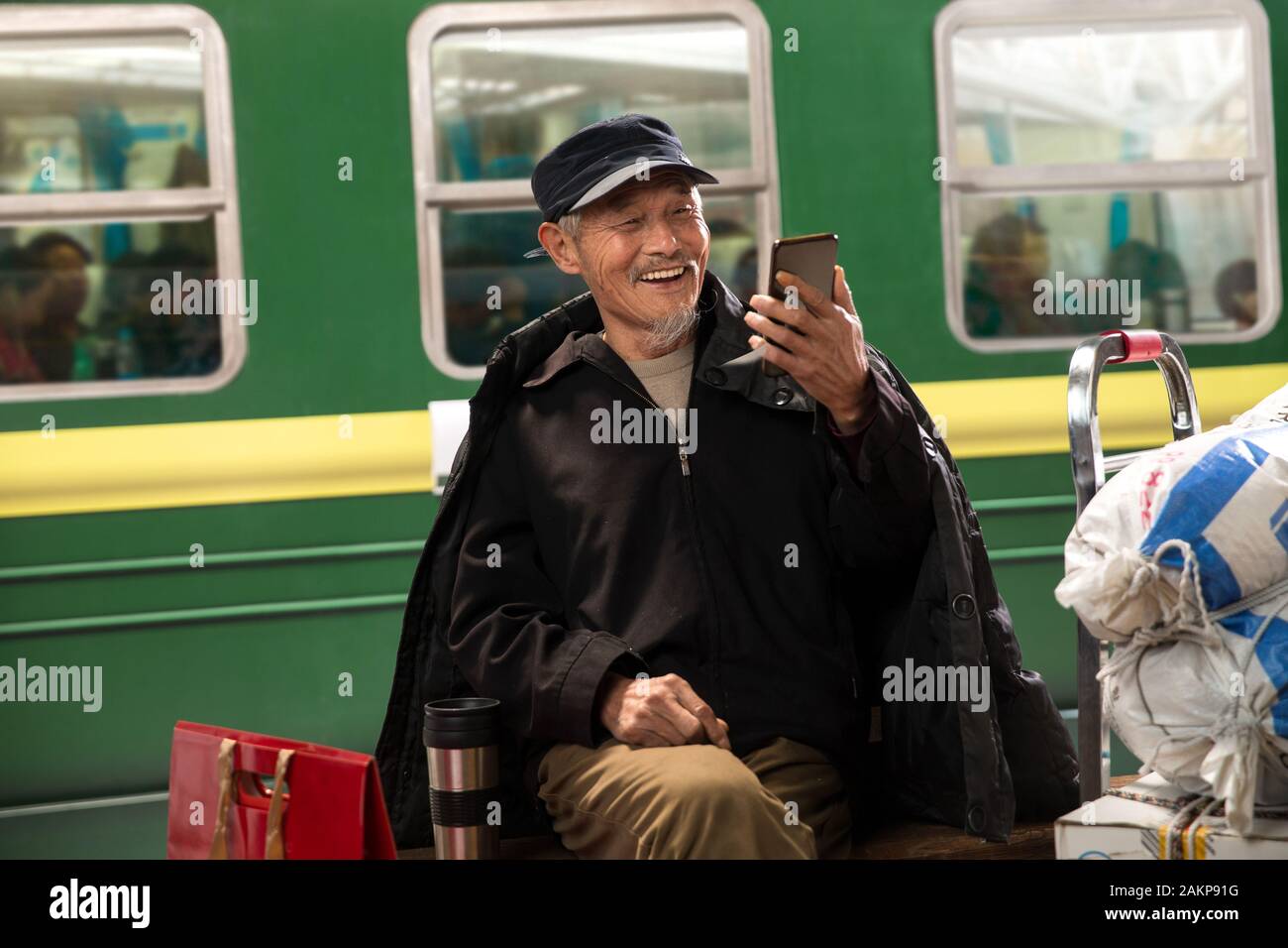 Old man train station hi-res stock photography and images - Alamy