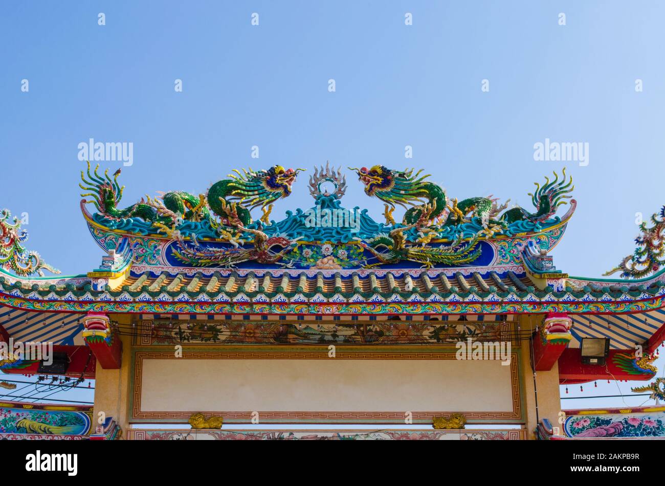 arched entrance of Chinese shrine decorate with dragon statue Stock ...
