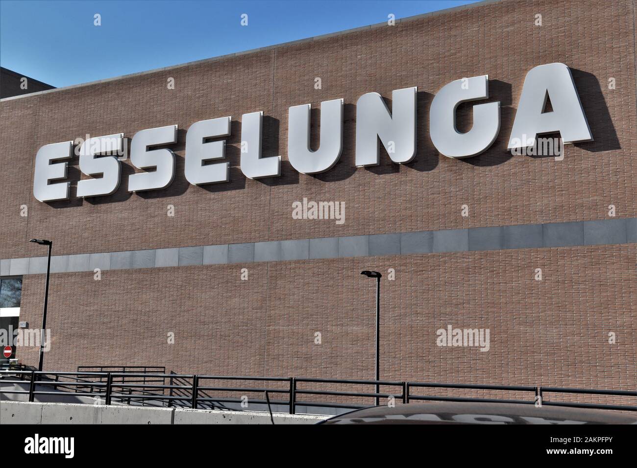 ESSELUNGA SUPERSTORE SIGN ON THE WALL Stock Photo - Alamy