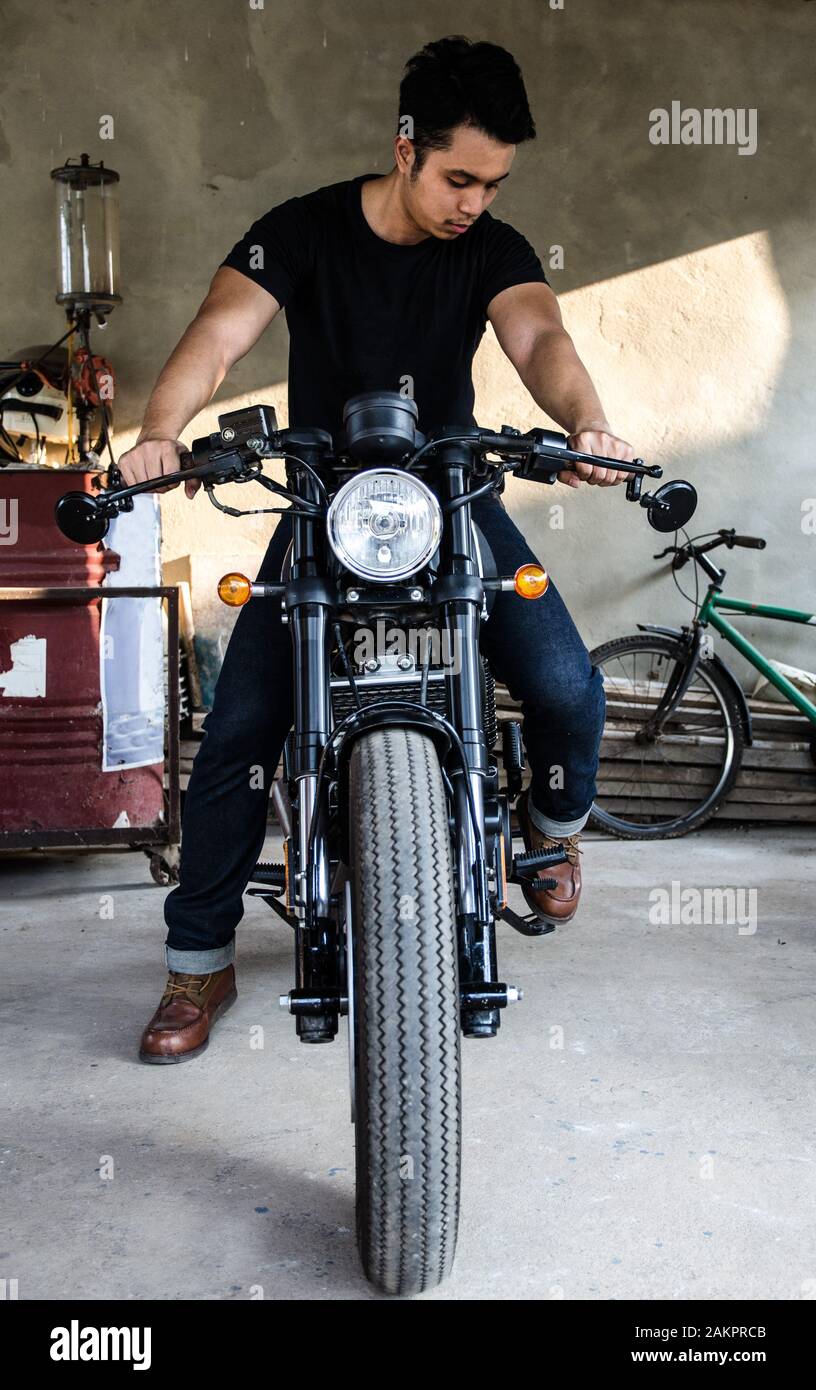 Man riding cafe racer motorcycle hi-res stock photography and images ...