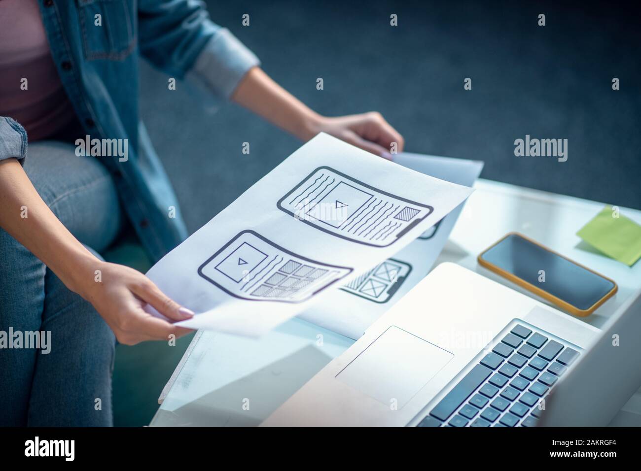 Woman hands thinking idea hi-res stock photography and images - Alamy