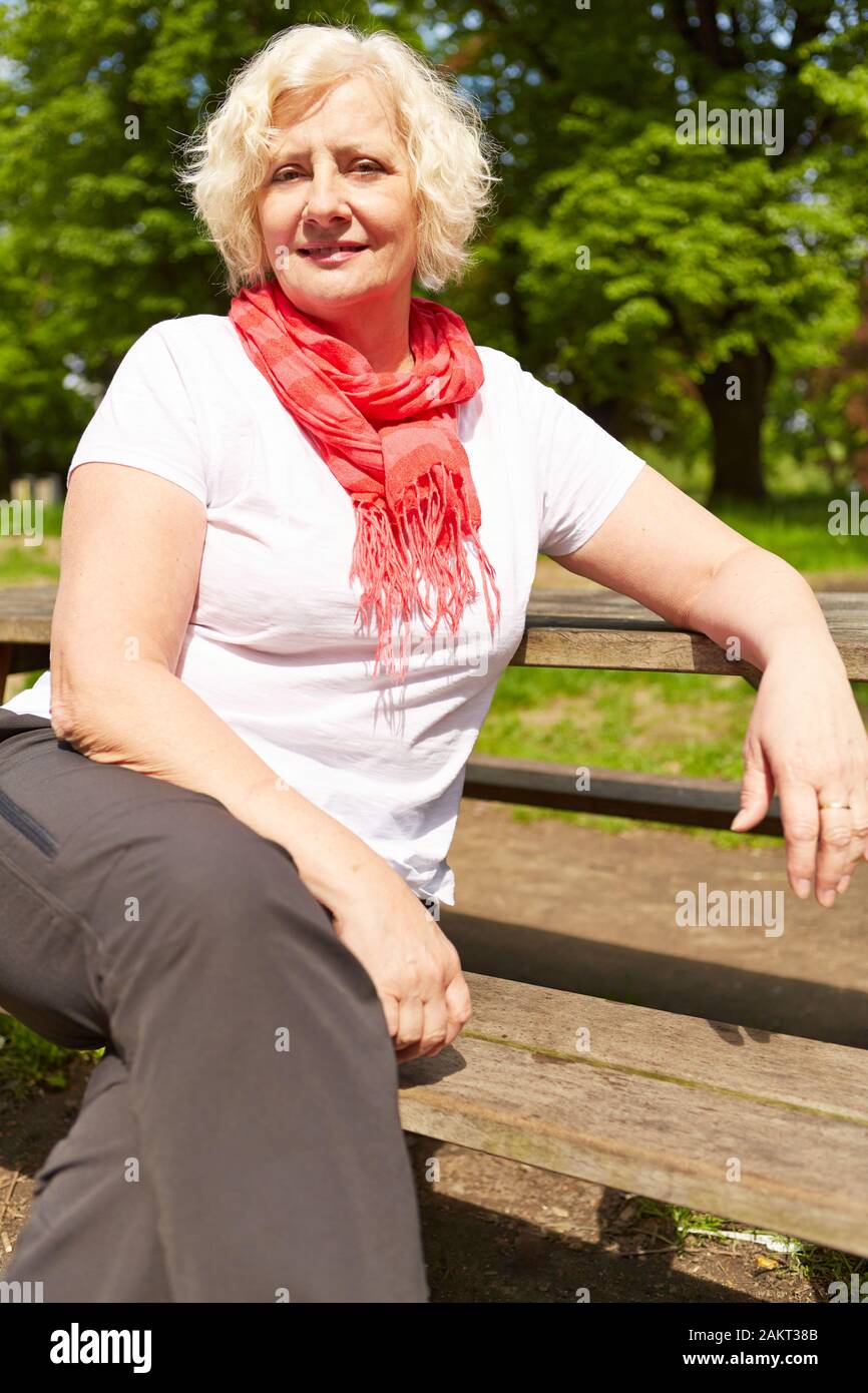 Senior citizen sitting on park bench hi-res stock photography and ...