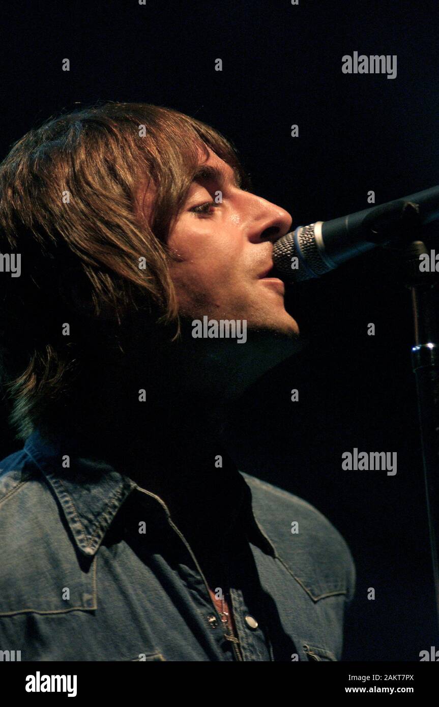 Liam gallagher 2000 hi-res stock photography and images - Alamy