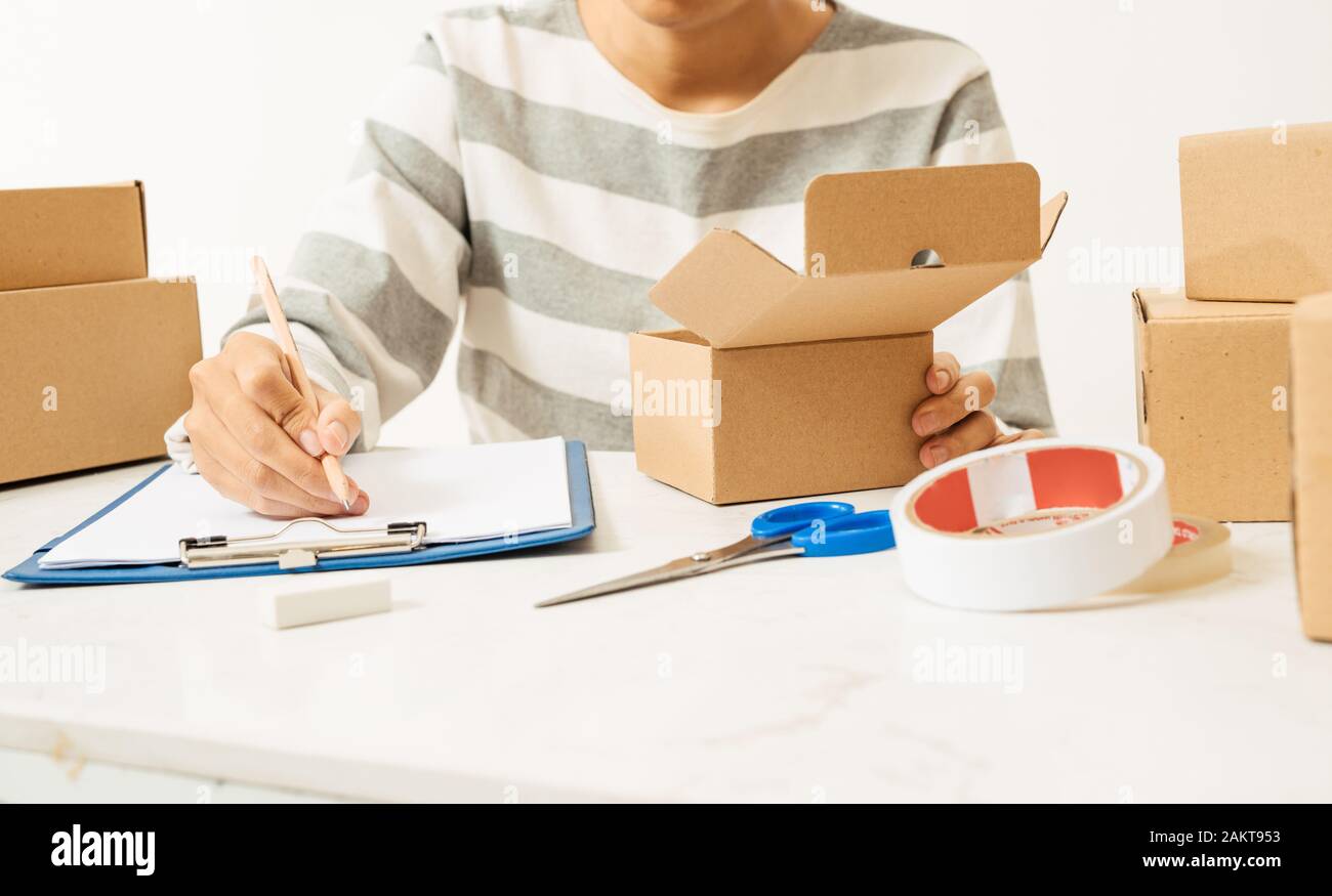 Check list box package hi-res stock photography and images - Alamy