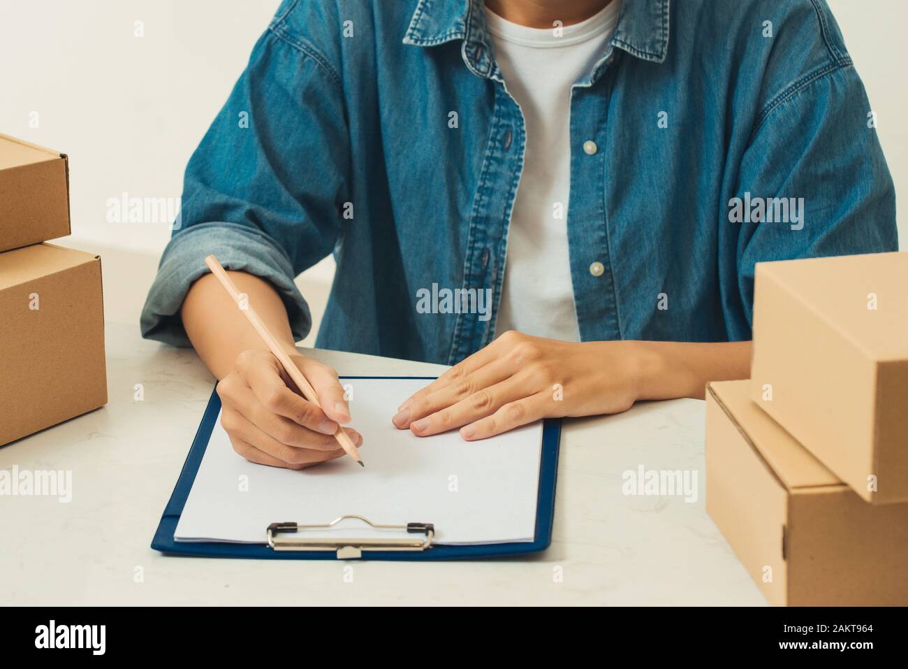 Holding receipt hi-res stock photography and images - Alamy