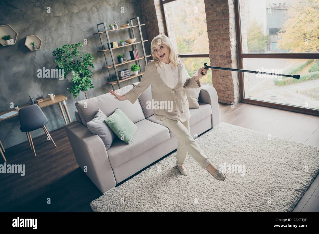 Gray haired grandma hi-res stock photography and images - Alamy