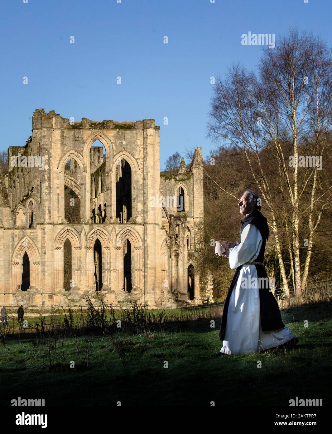 Holding a traditional pipkin containing pottage hi-res stock ...