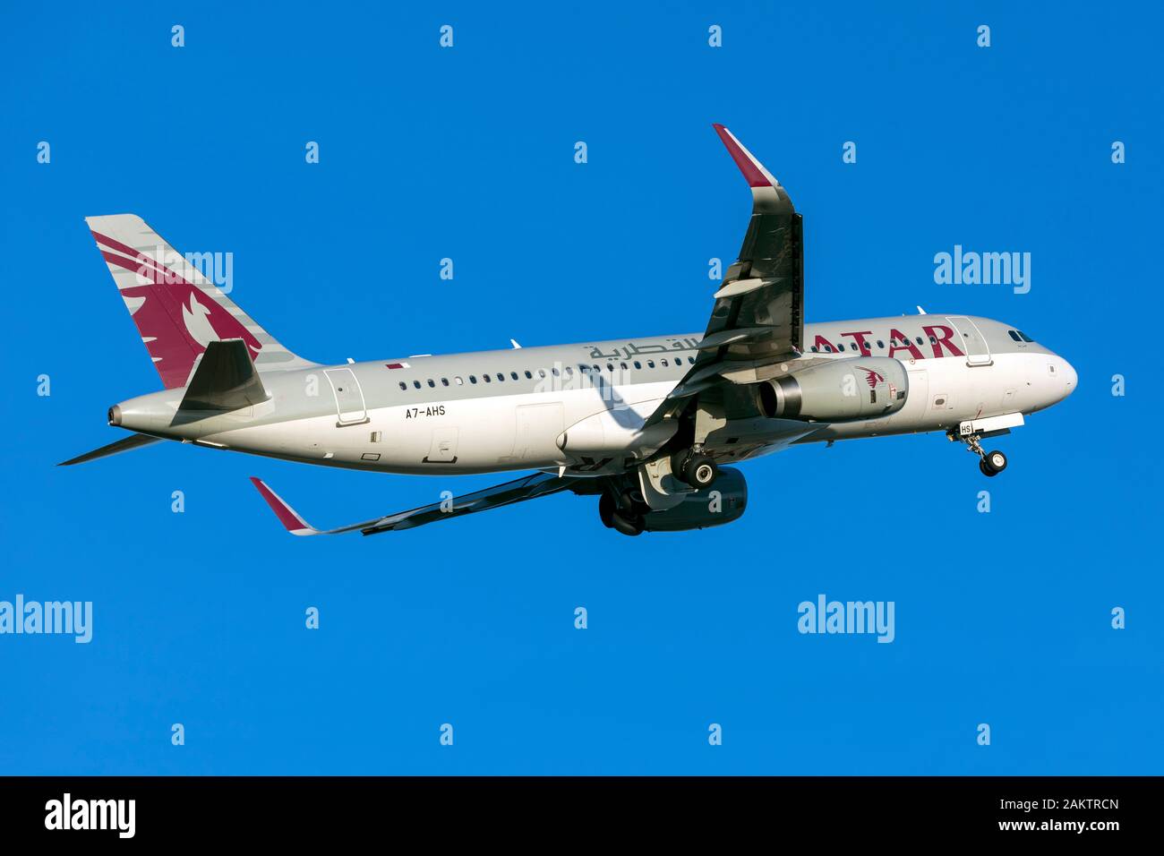 Qatar Airways Airbus A320-232 (A7-AHS) taking off for its flight to ...